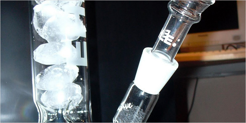 9 Tricks To Smash A Massive Bong Rip (Without Coughing Your Lungs Up)